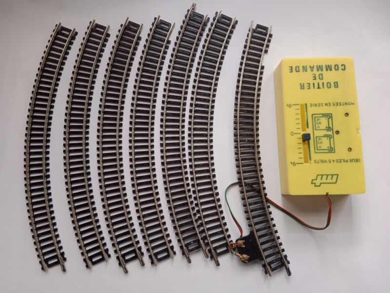 MECCANO komandna kutija i 7 šina