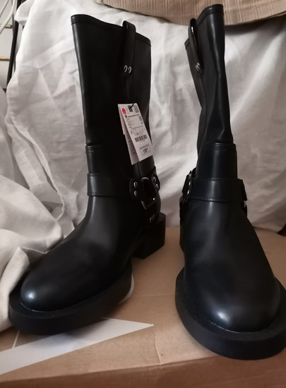 Zara nove crne bajkerke 37