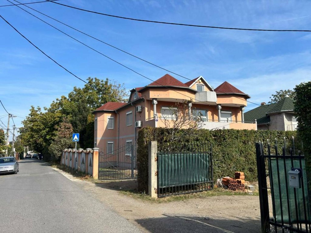 Kuća, Beograd – Altina | Izdavanje · 240m² · 2.000€