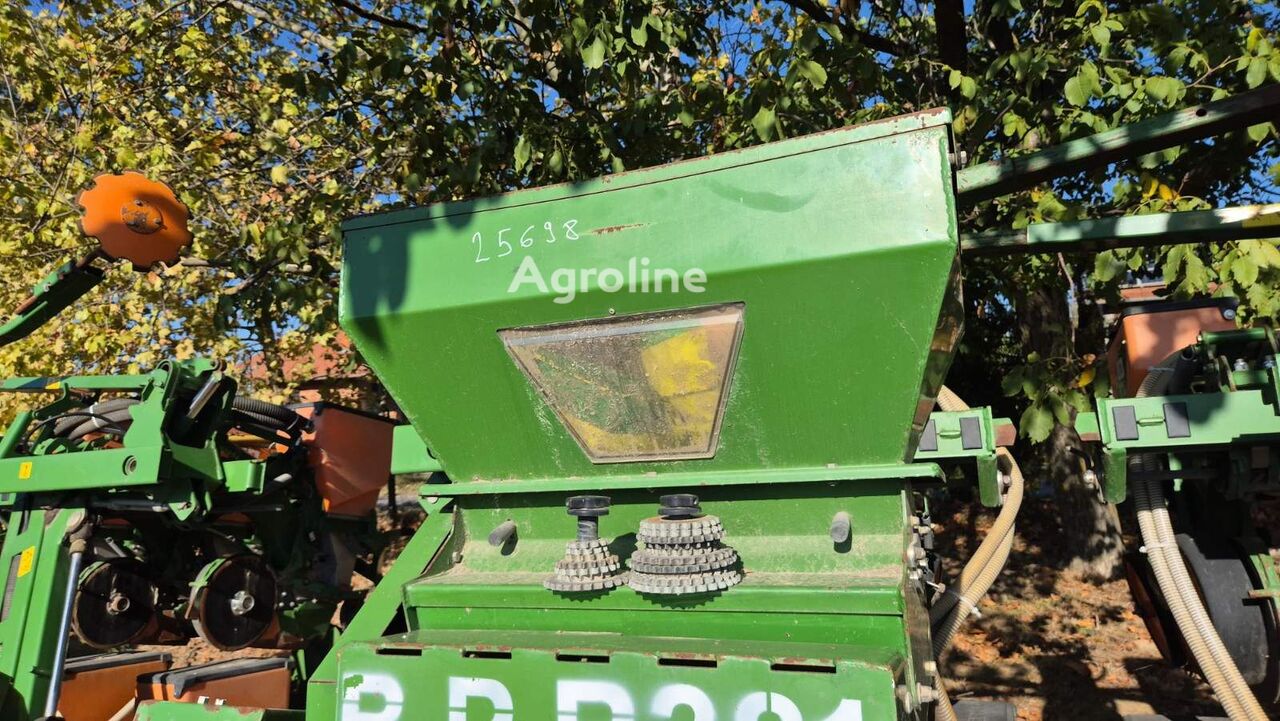Deponator za mikro granule i pesticide nošeni rasipač