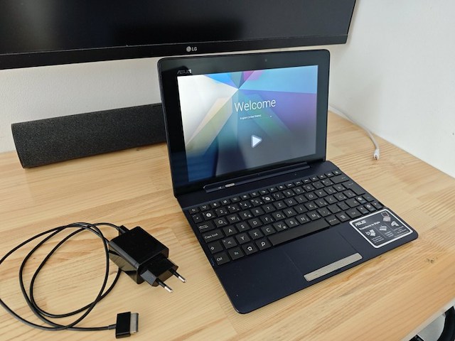 ASUS Transformer Pad TF300T 10.1` + tastatura + punjač