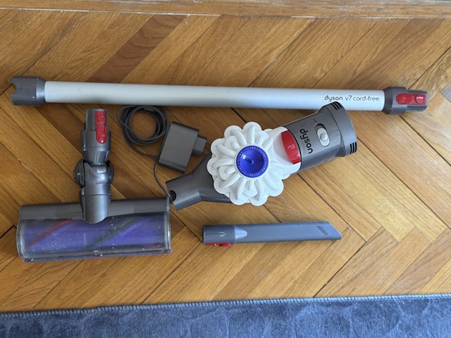 Dyson V7 - Odlično stanje/baterija original savršena