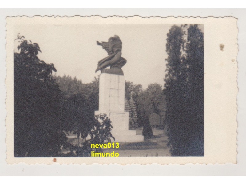 Stara FOTOGRAFIJA - spomenik zahvalnosti Francuskoj