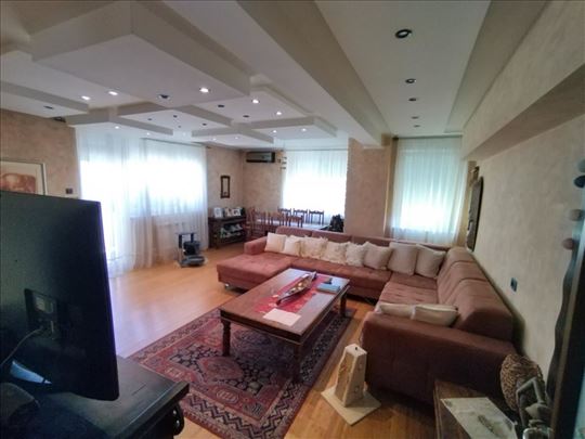 Četvorosoban stan u najlepšem delu Grbavice