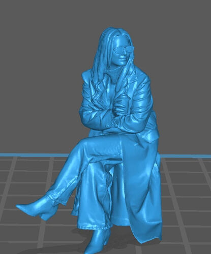 NEW! EMP3D 99205020-25 Kobieta Siedząca Trzymająca Kawę (1 Figurka)