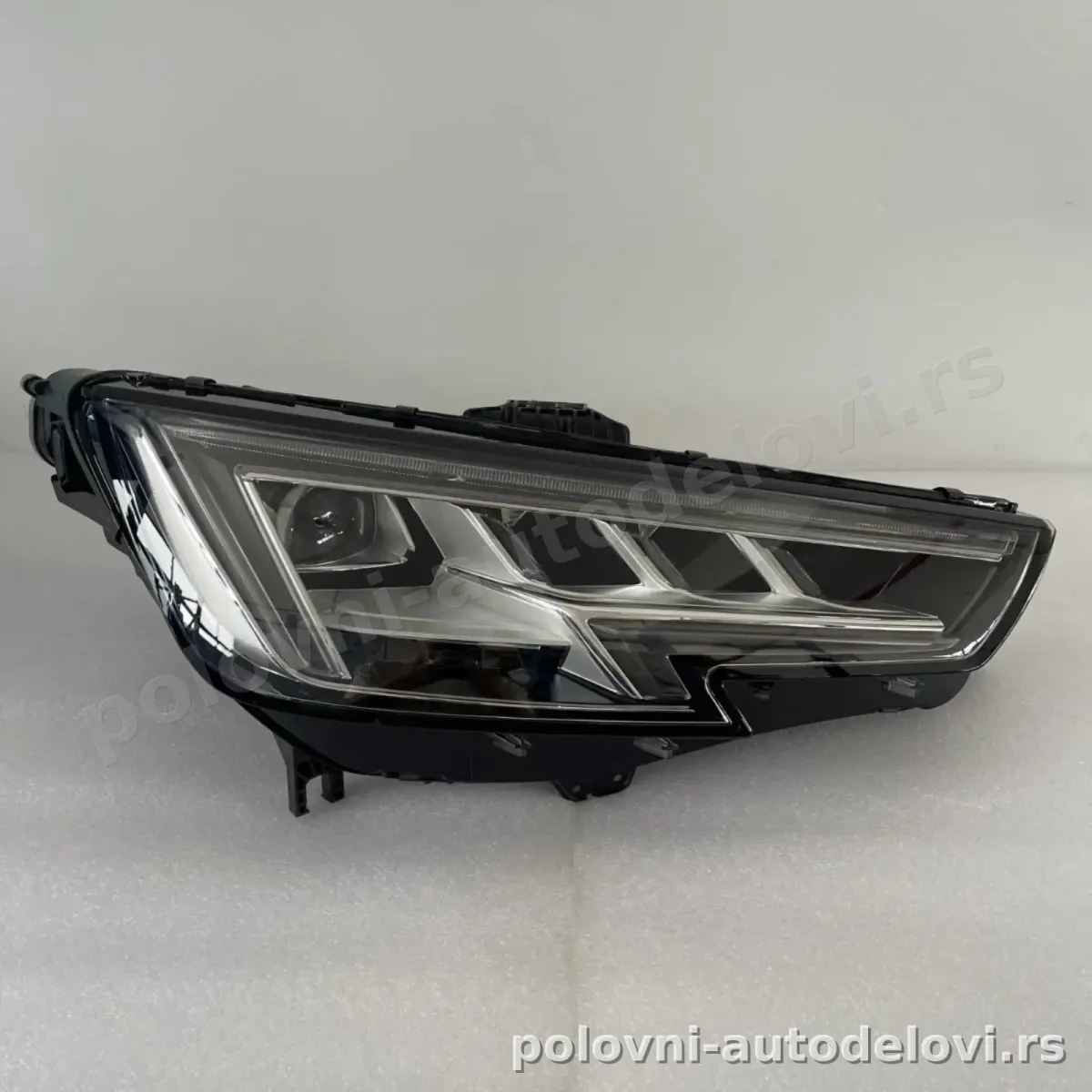 Audi A4 S4 RS4 B9 Full LED Matrix far desni 8W0941036