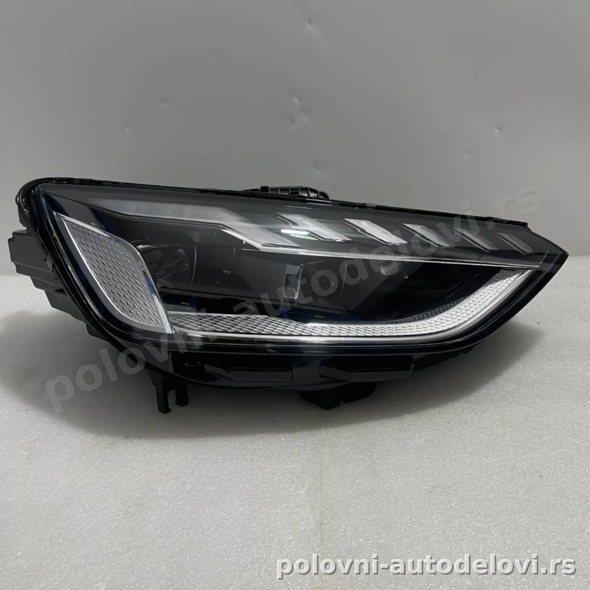 Audi A4 S4 RS4 B9 Full LED Matrix far desni 8W0941036E