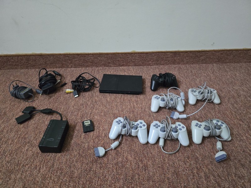Sony 2 sa 6 dzojstika splitetom za 4 playera i memorisk