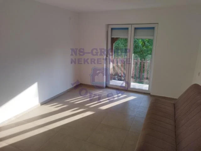 Uknjižena vikend kuća u Banoštoru sa laganim pristupom od 150m tvrdim putem.