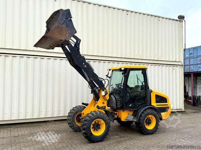 Utovarivač na točkovima
JCB 407 / 2018 BJ / 1.949 H / Klappschaufel
