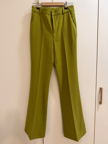Zara zelene pantalone na crtu