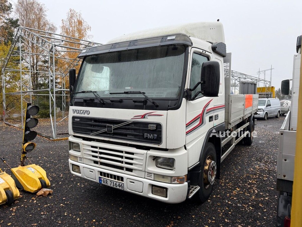 Prodaje se Volvo FM7 kamion s ravnom platformom na aukciji