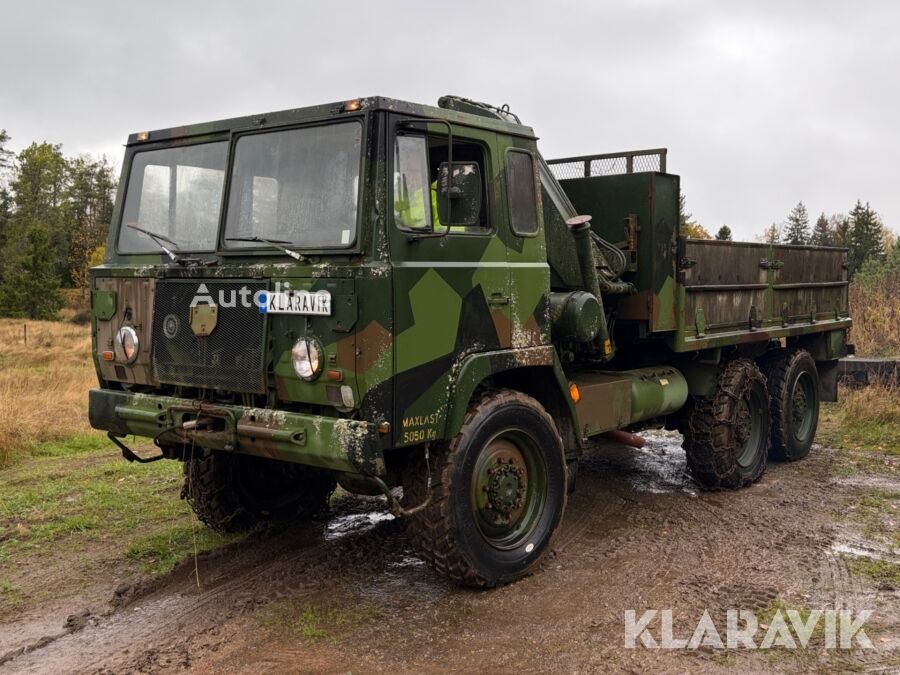 Prodaje se Scania Lastbil Scania TGB 40 med vinsch och kran kamion s ravnom platformom na aukciji