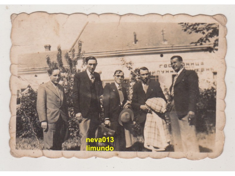 FOTOGRAFIJA - drustvo ispred gostionice,1937g.Beograd