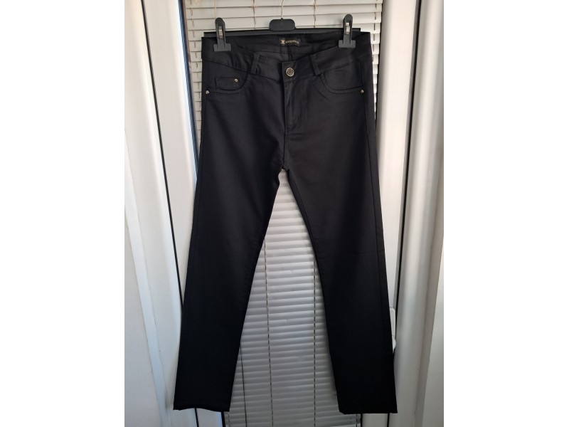 Elegantne crne pantalone vel 40