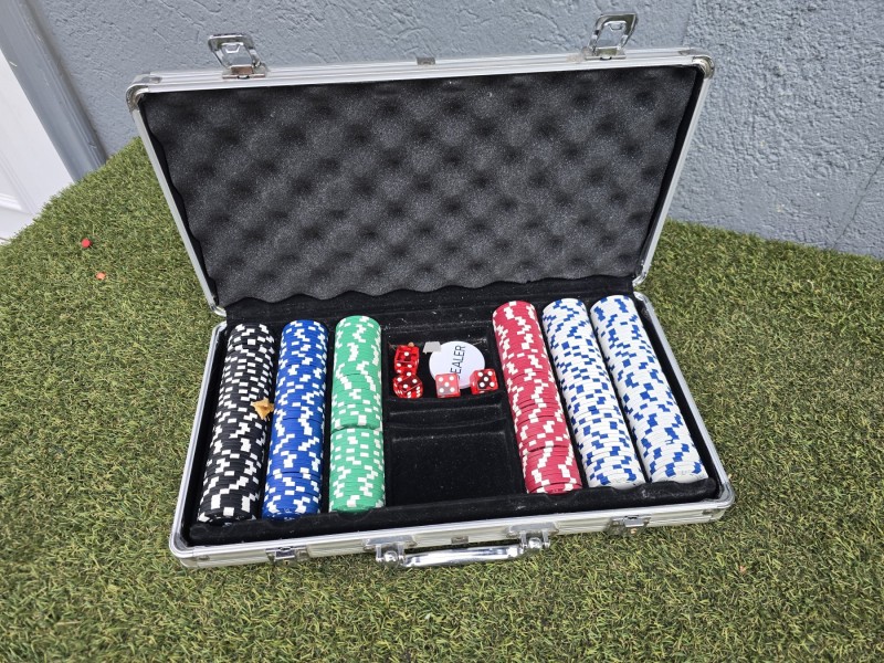 Poker set u aluminijumskom koferu sa žetonima, kockicam
