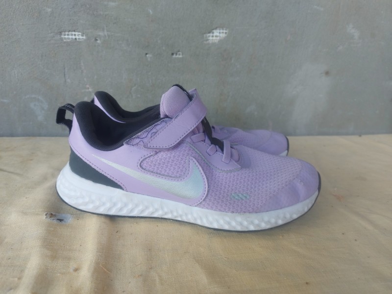 Original NIKE REVOLUTION br35 patike za devojčice