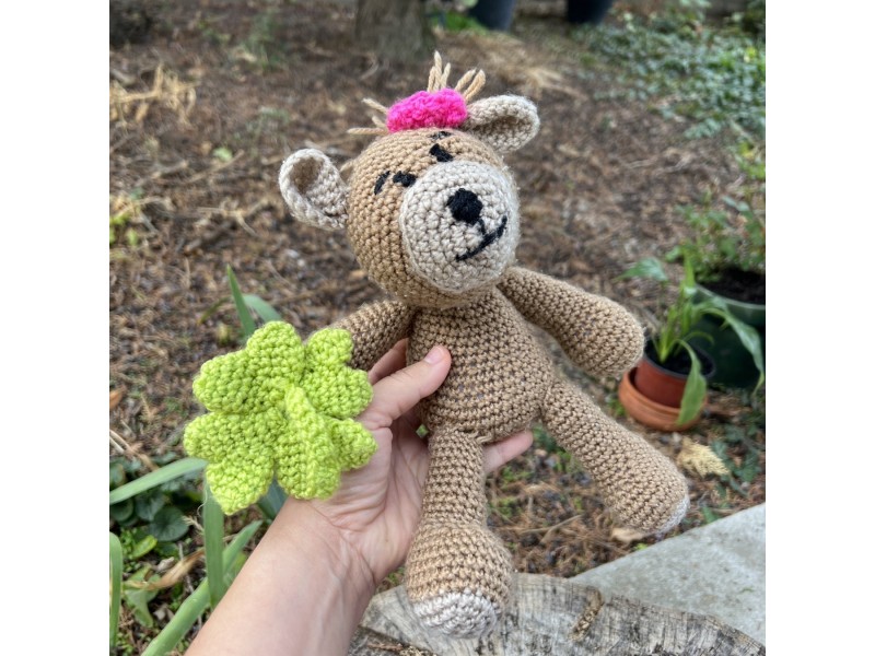 Ručni rad – heklani meda Amigurumi sa detelinom