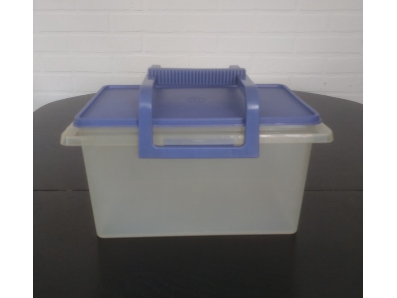 Tupperware posuda sa poklopcem i drškom