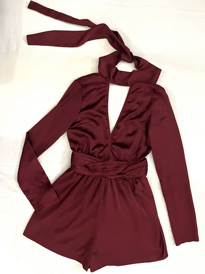 PrettyLittleThing bordo kombinezon