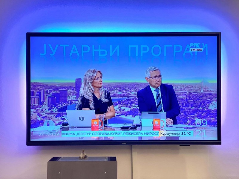 TV Philips Ambilight 43'' sa greškom