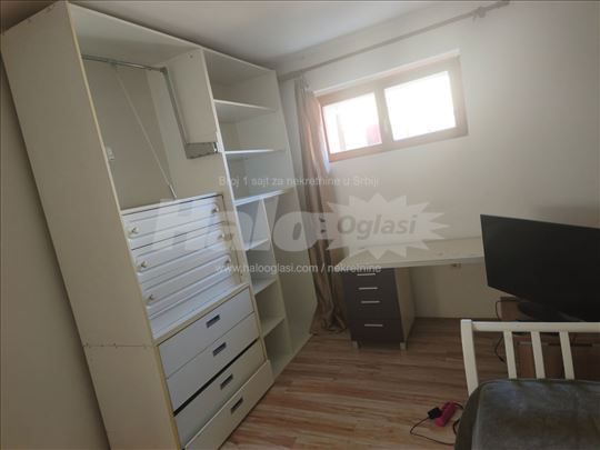 Izdajem sobu u centru Zemuna