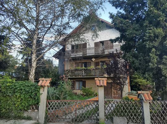 Porodična kuća u Sremčici, 8 ari plac, uknjiženo