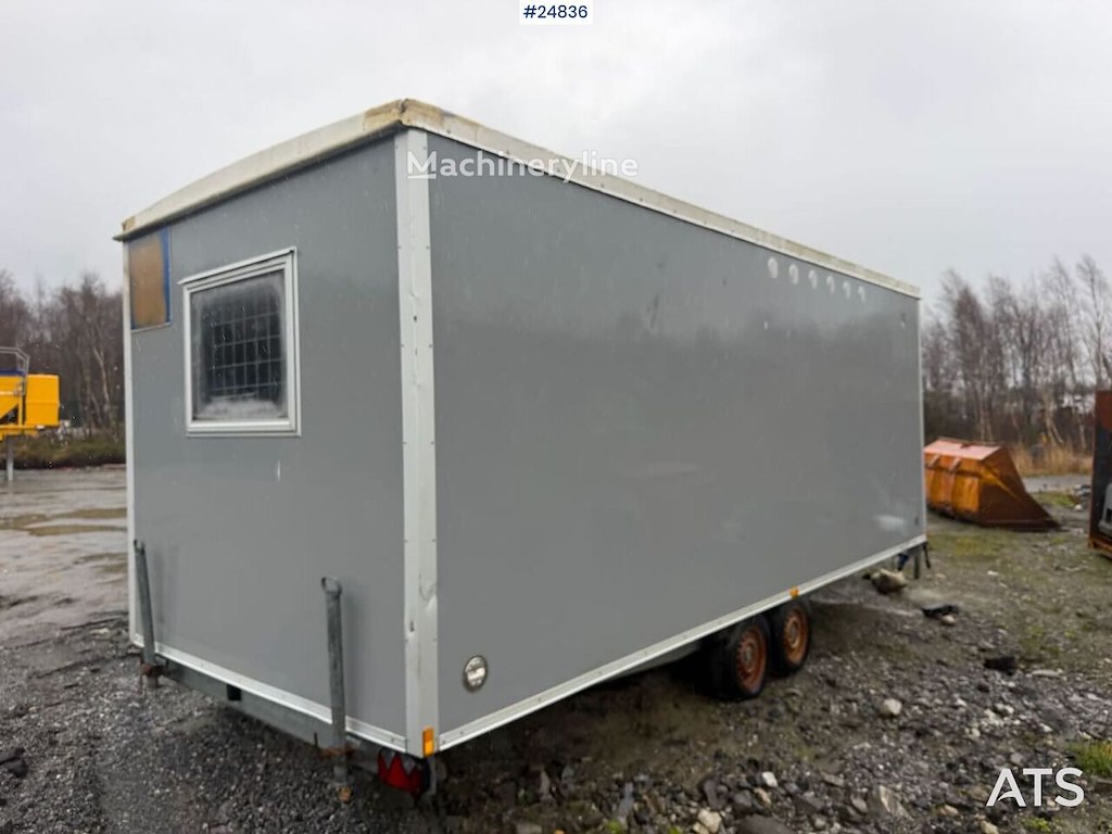 Crew hut with tables, chairs, shower, and toilet radnički kontejner