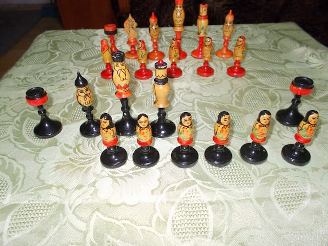 Sahovski set sa motivom Matrjoški - Babuski
