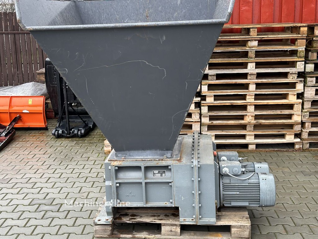 Untha RS30 industrijski šreder