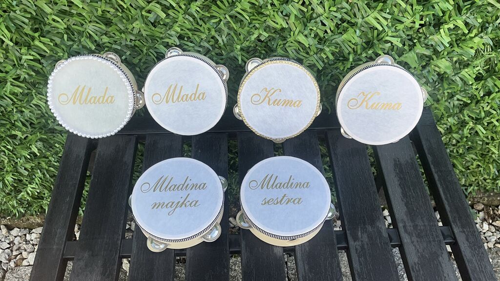 Ukrasni daire za svadbe sa personalizovanim natpisima. - Ručno