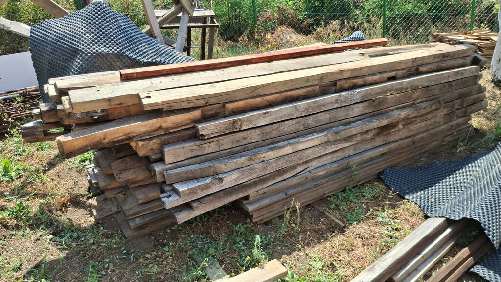 Hrastova gradja stara korisceno cista i suva daske i grede Barič