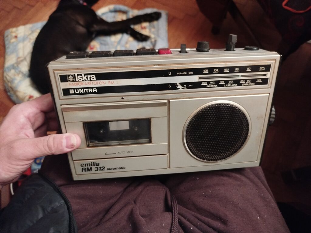 Iskra stari retro kasetofon. Fm i kaseta rade ali komande za kasetu