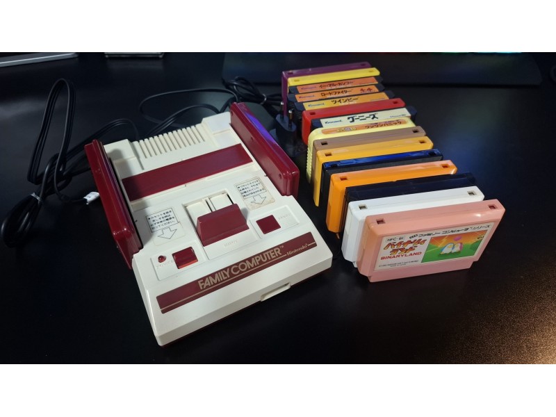 Original Nintendo Famicom NTSC konzola sa 15 igara