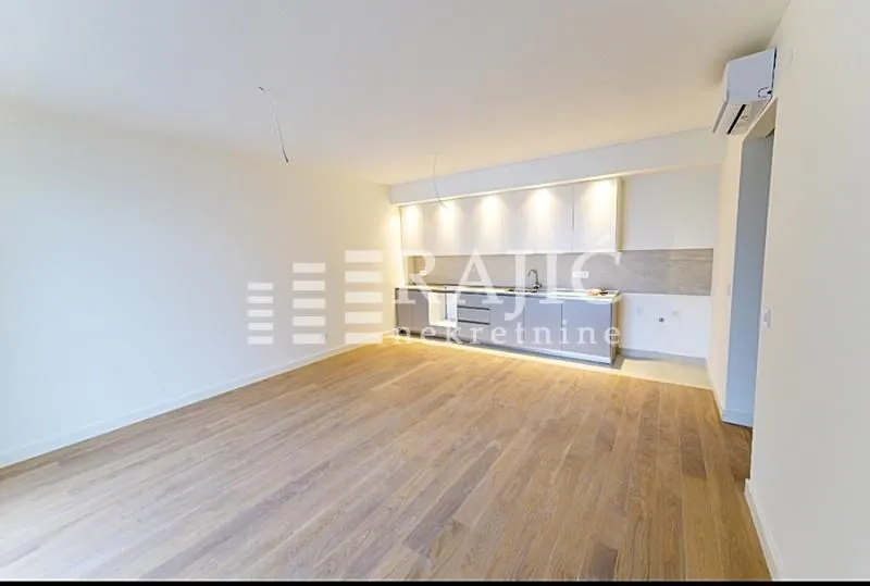 Izdavanje, četvorosoban stan, 112m², Savski Venac, Beograd