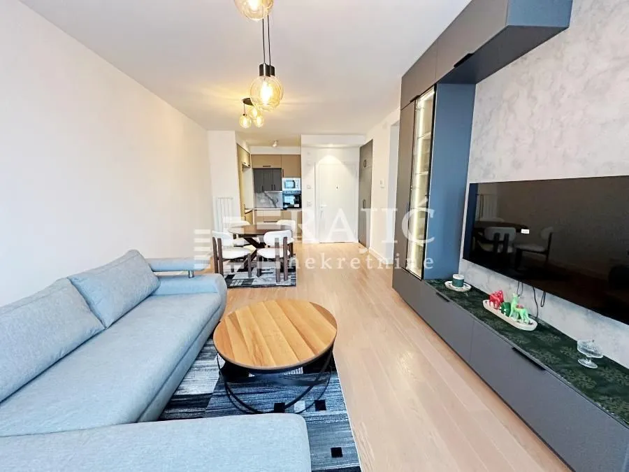 Izdavanje, trosoban stan, 77m², Savski Venac, Beograd