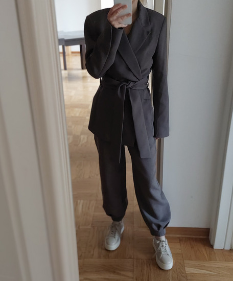 Novo viral Zara odelo sa kaisem sa etiketom S-M