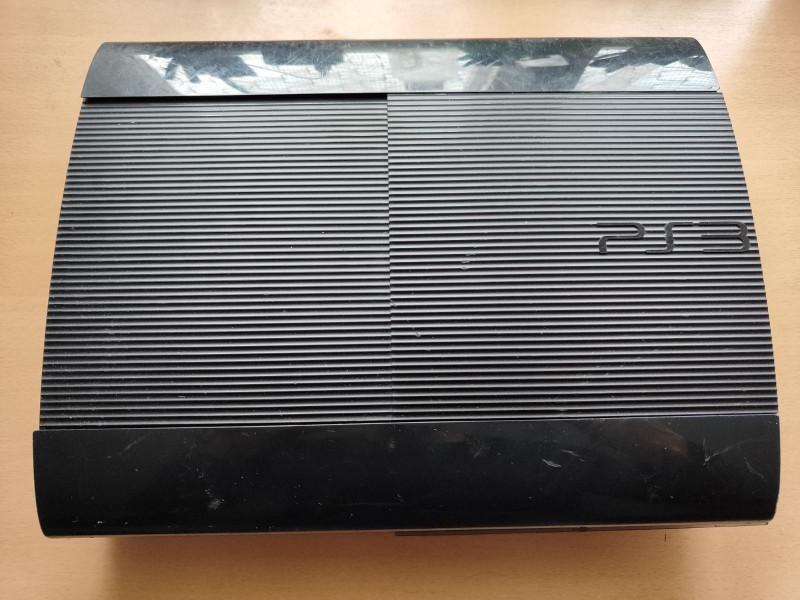 Neispravan PS3 Super Slim