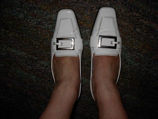 Lakovane bele cipele