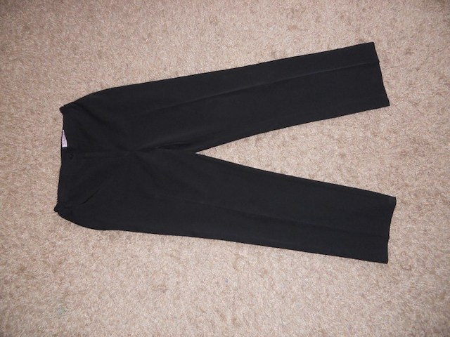 Crne pantalone `na crtu`