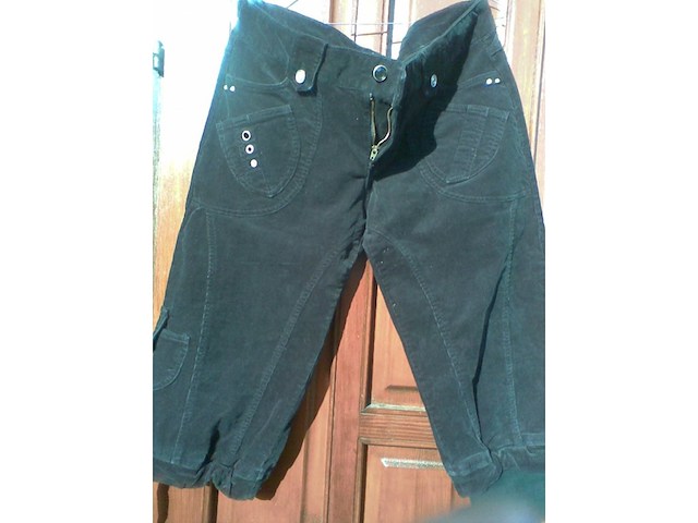 Divne,kvalitetne pantalone od crnog rebrastog somota S