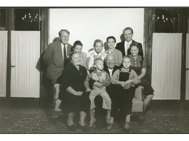 HRUSCOV sa familijom - fotografija