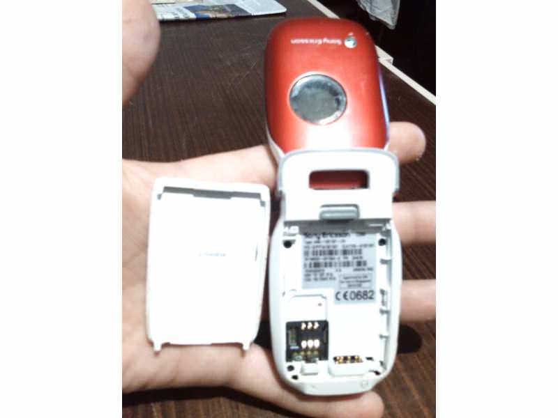 sony ericsson z200,neispitan,nekompletan,neispravan