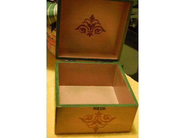 Dekupaž mala kutija za nakit (16x16x7cm)