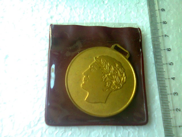 medalja sa likom rimskog imperatora u pakovanju