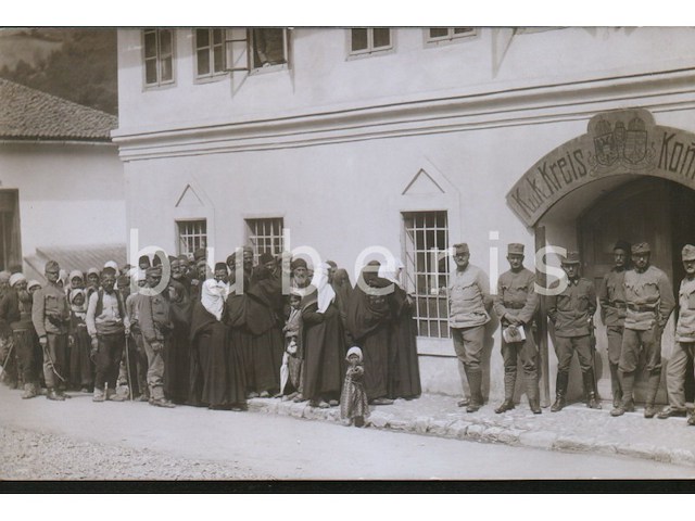 Muslimani ispred austrougarske komande. RETKO!!!