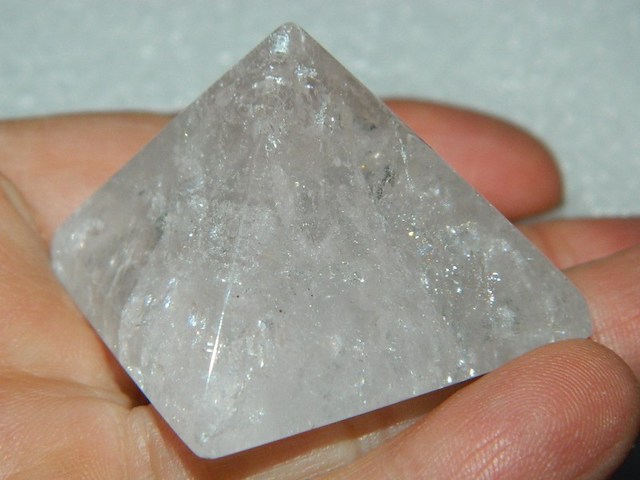 Piramida od gorskog kristala