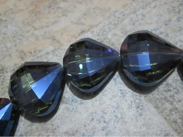 Kristal 29x26x13mm plavozeleni