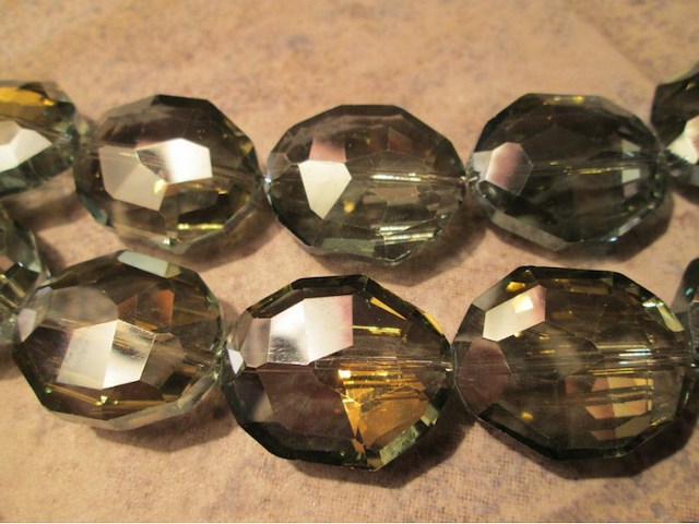 Kristal 25x20x12mm zelenkasti