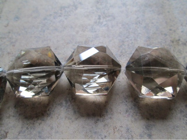 Kristal 25x23mm srebrno sivi